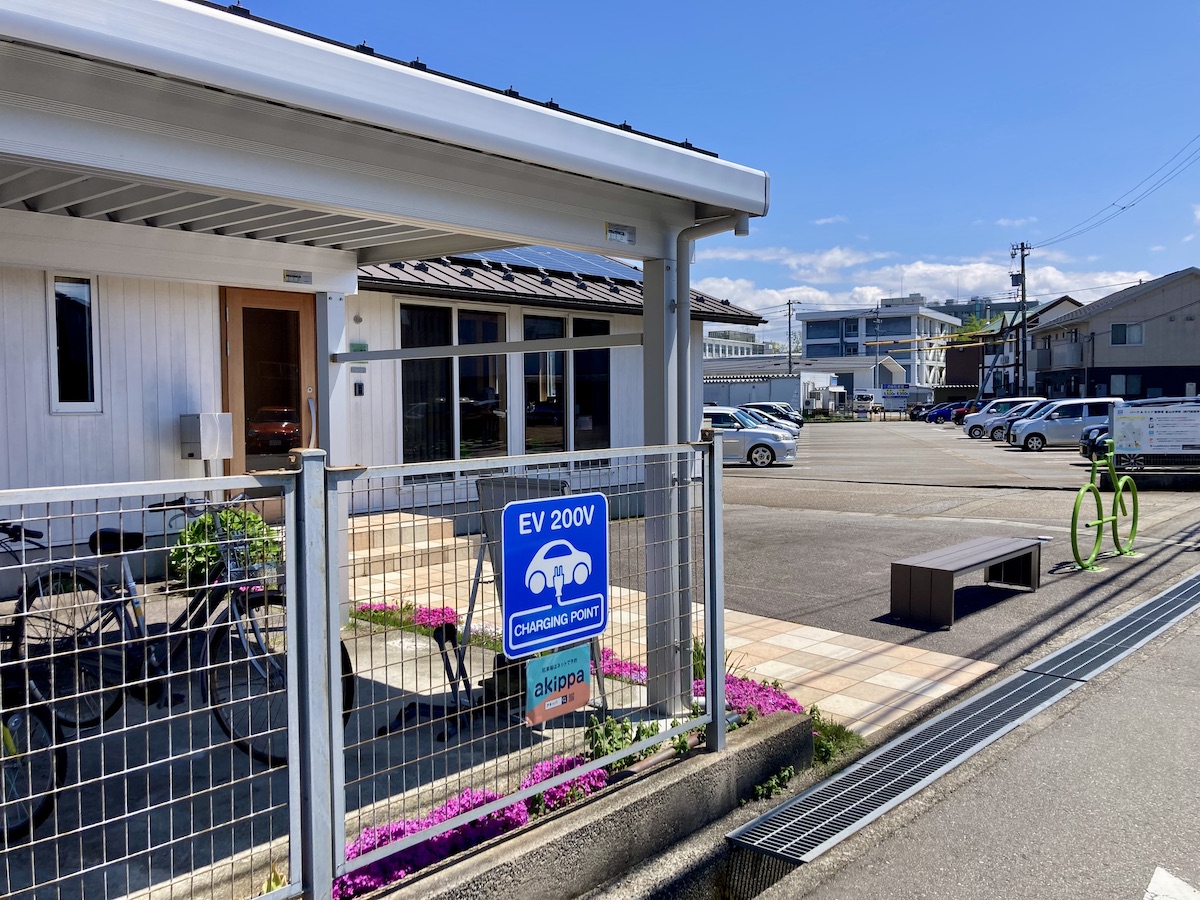 将来を見据えて月極駐車場内にEV充電器を設置、アキッパ専用車室として貸し出し【EVシェアオーナーインタビュー】|akipedia