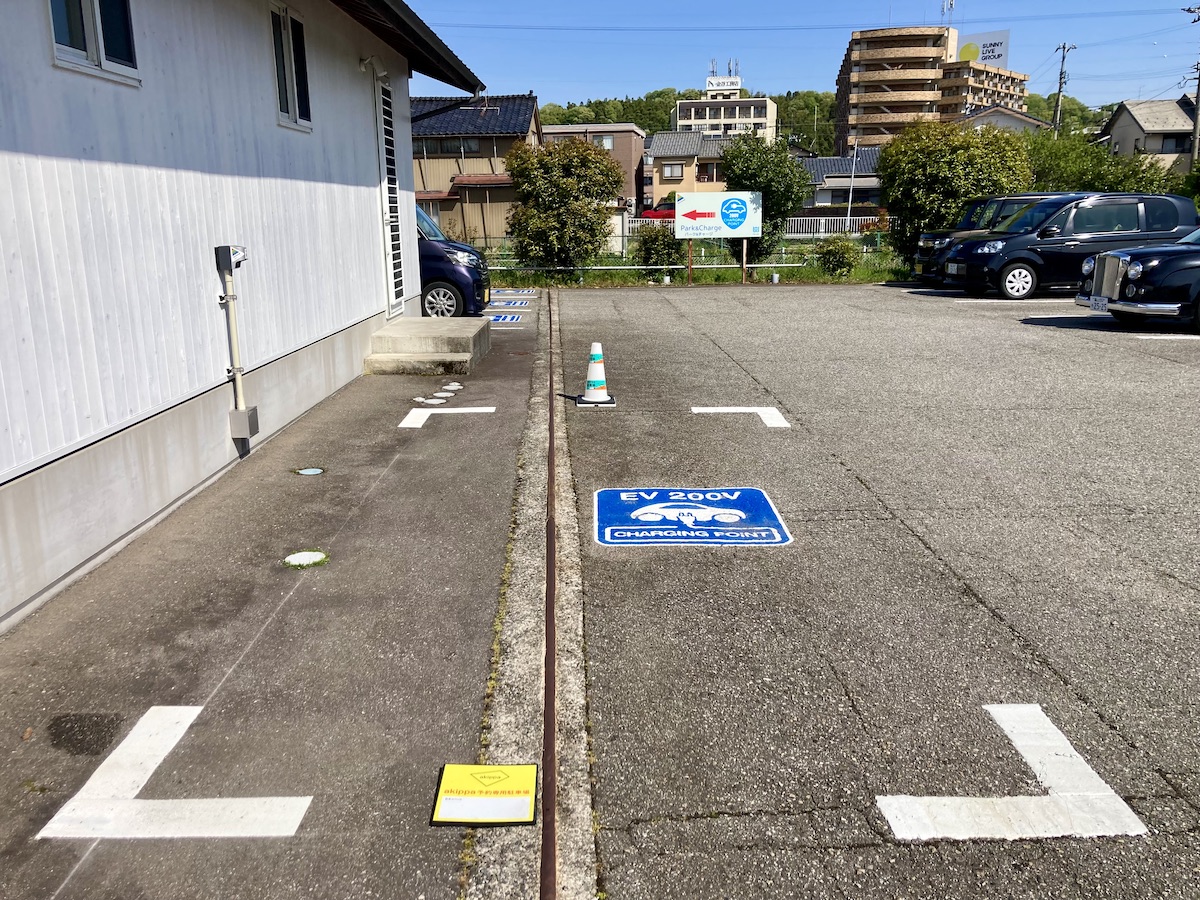 将来を見据えて月極駐車場内にEV充電器を設置、アキッパ専用車室として貸し出し【EVシェアオーナーインタビュー】|akipedia